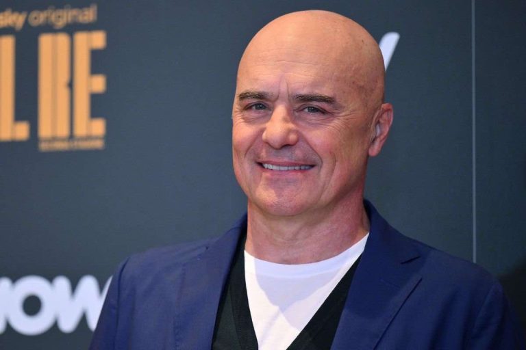 Luca Zingaretti, fascio di muscoli al mare: la foto di Luisa Ranieri ...